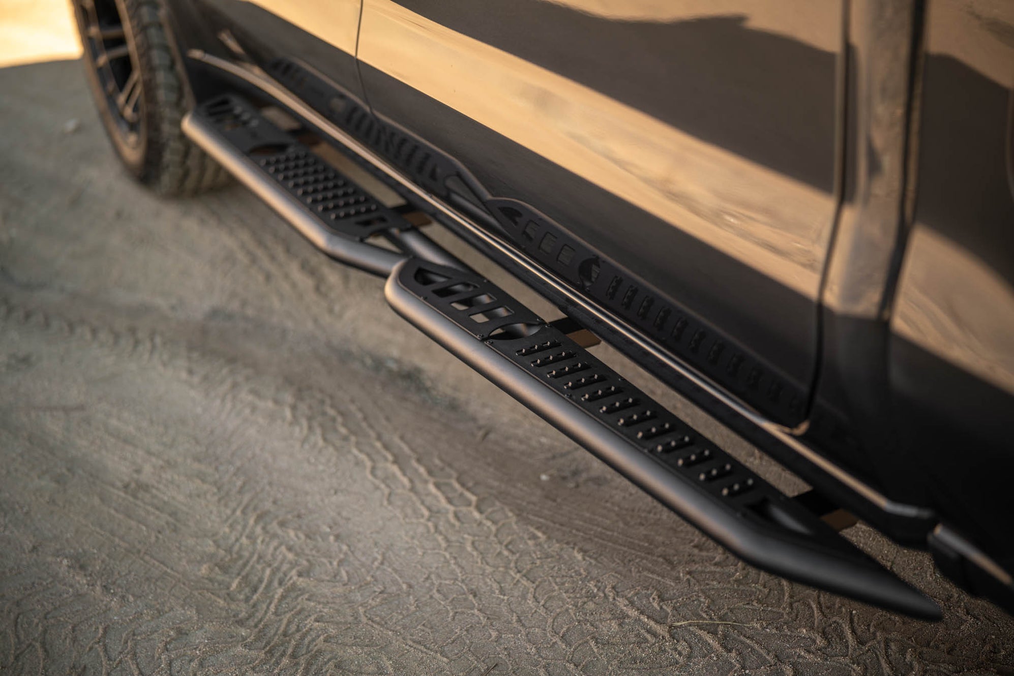 2019-2024 Sierra 1500 & Silverado 1500 OE Plus Side Steps | Crew Cab