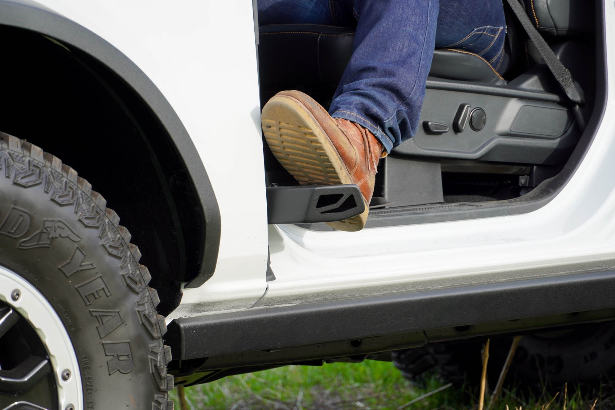 6th Gen Bronco Foot Pegs | DV8 Offroad